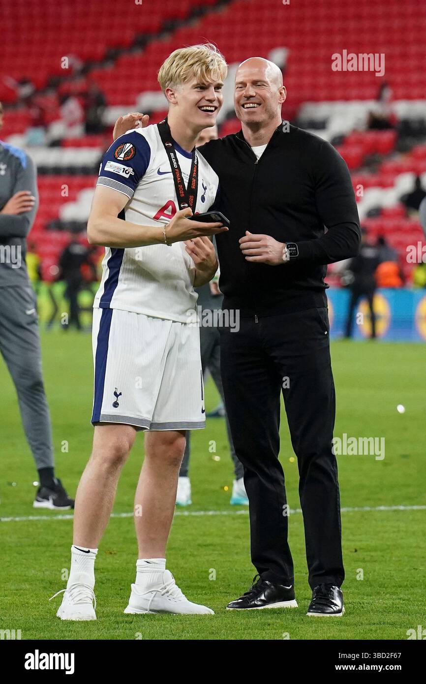 Tottenham Hotspur midfielder Lucas Bergvall (15) celebrates during the ...