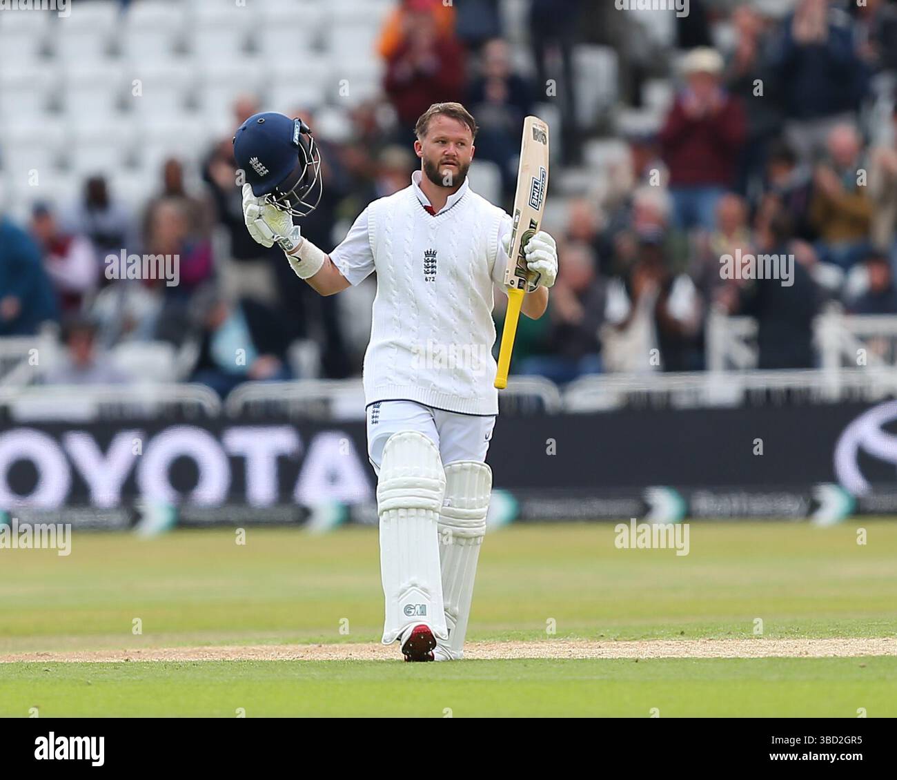 Nottingham, England, May 22 2025: Ben Duckett (17 England) raises bat ...