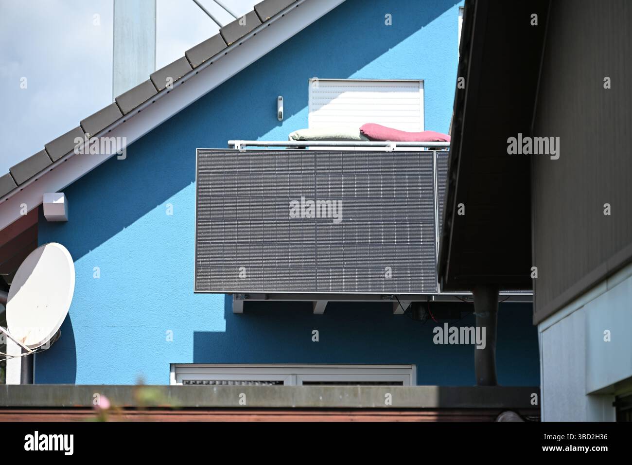 Gaeufelden, Deutschland. 17th May, 2025. Balcony power plant on the ...