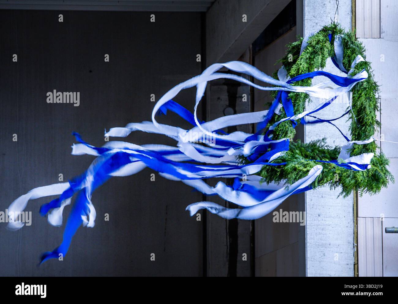 Schwerin, Germany. 22nd May, 2025. A strong wind shakes the topping-out ...