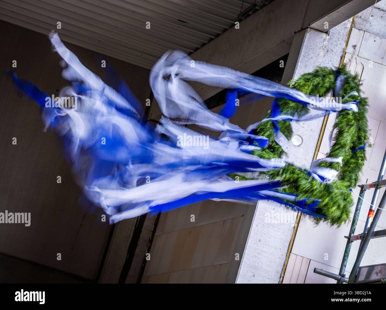 Schwerin, Germany. 22nd May, 2025. A strong wind shakes the topping-out ...