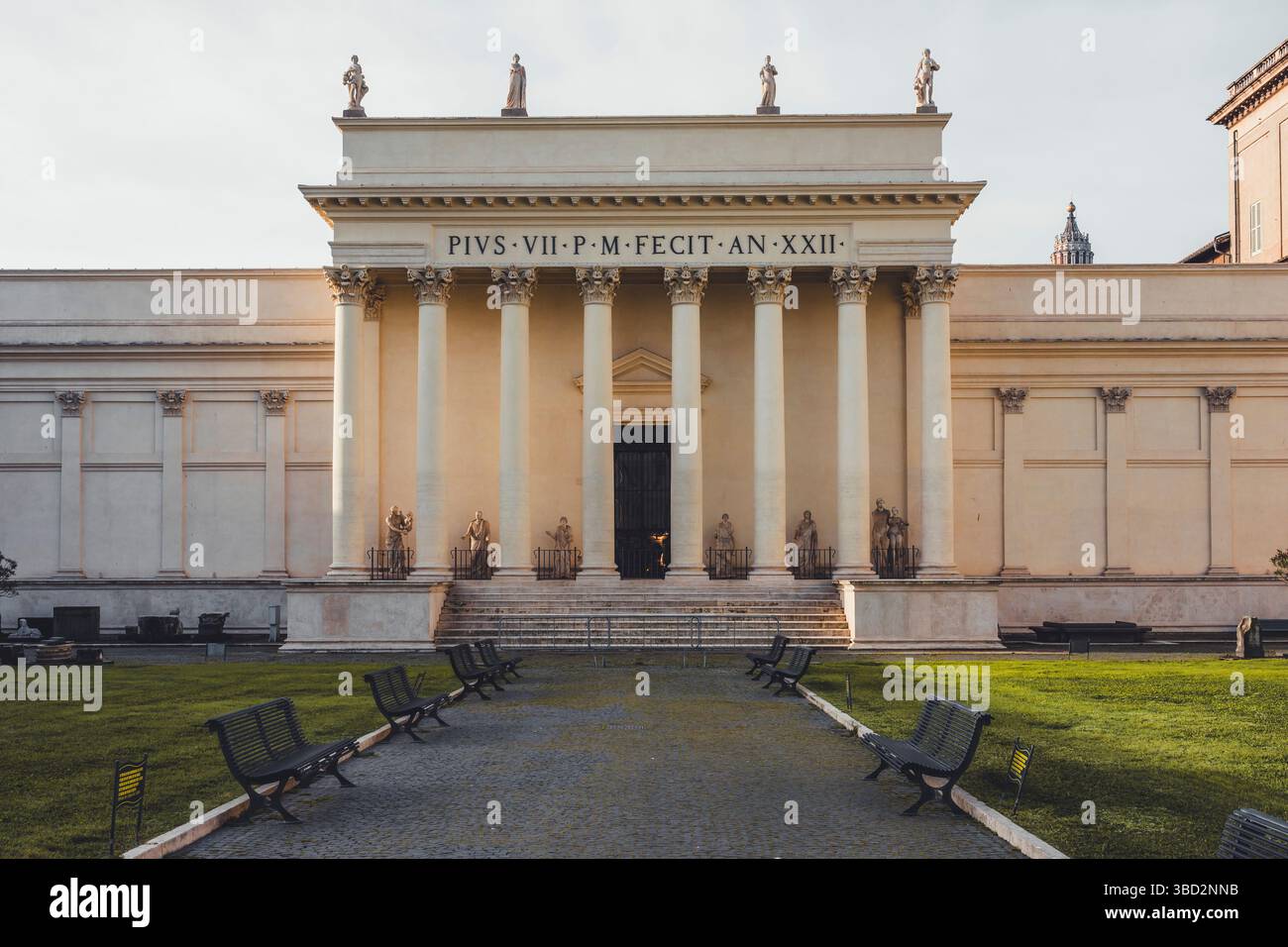 Vatican Museums, Octagonal courtyard Stock Photo - Alamy