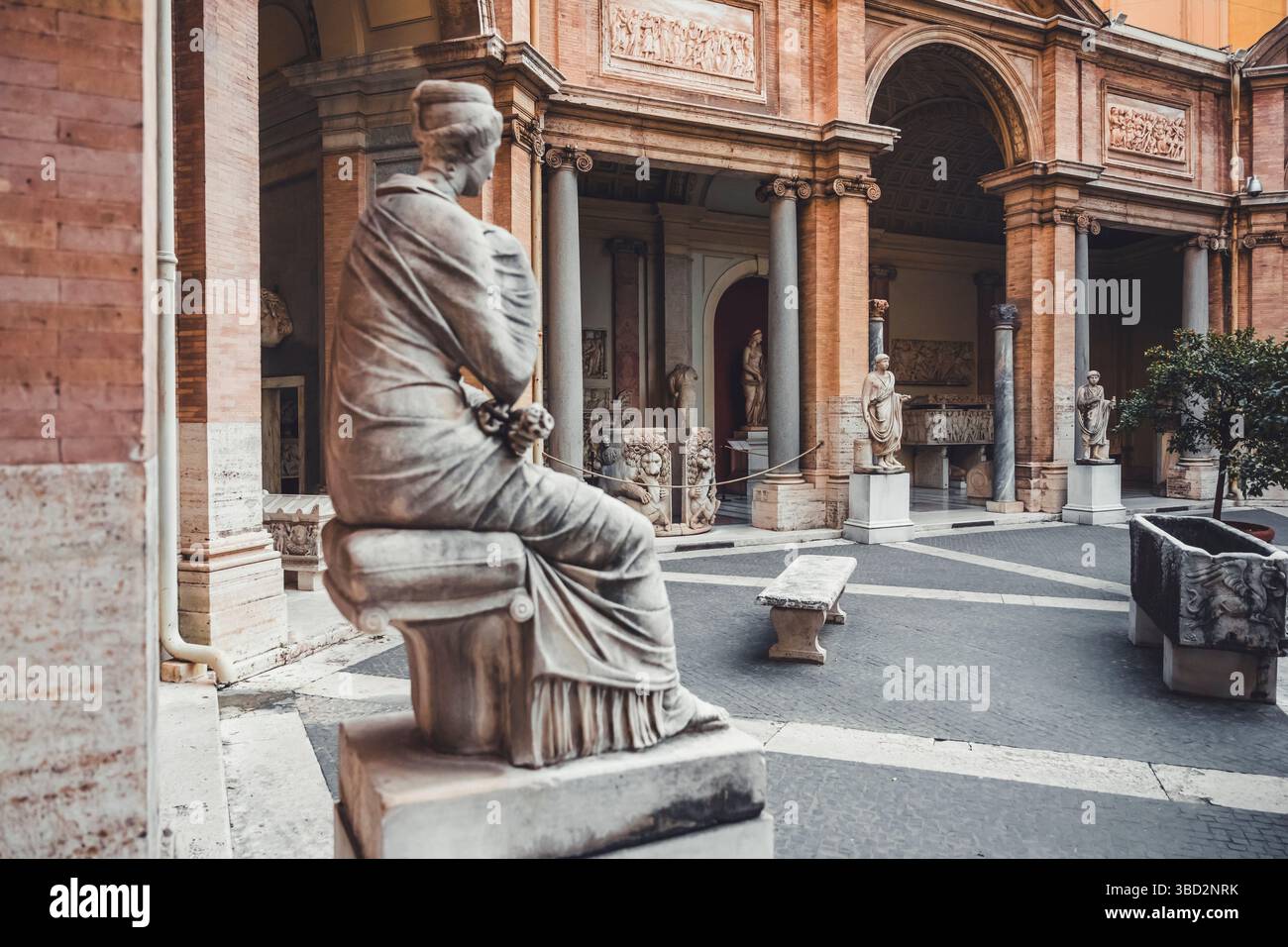 Vatican Museums, Octagonal courtyard Stock Photo - Alamy