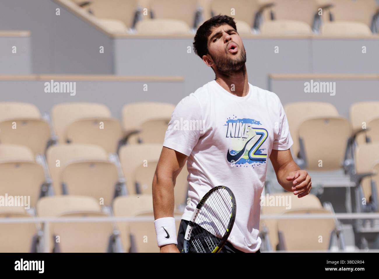 Carlos Alcaraz of Spain training during the qualifying of the Roland ...