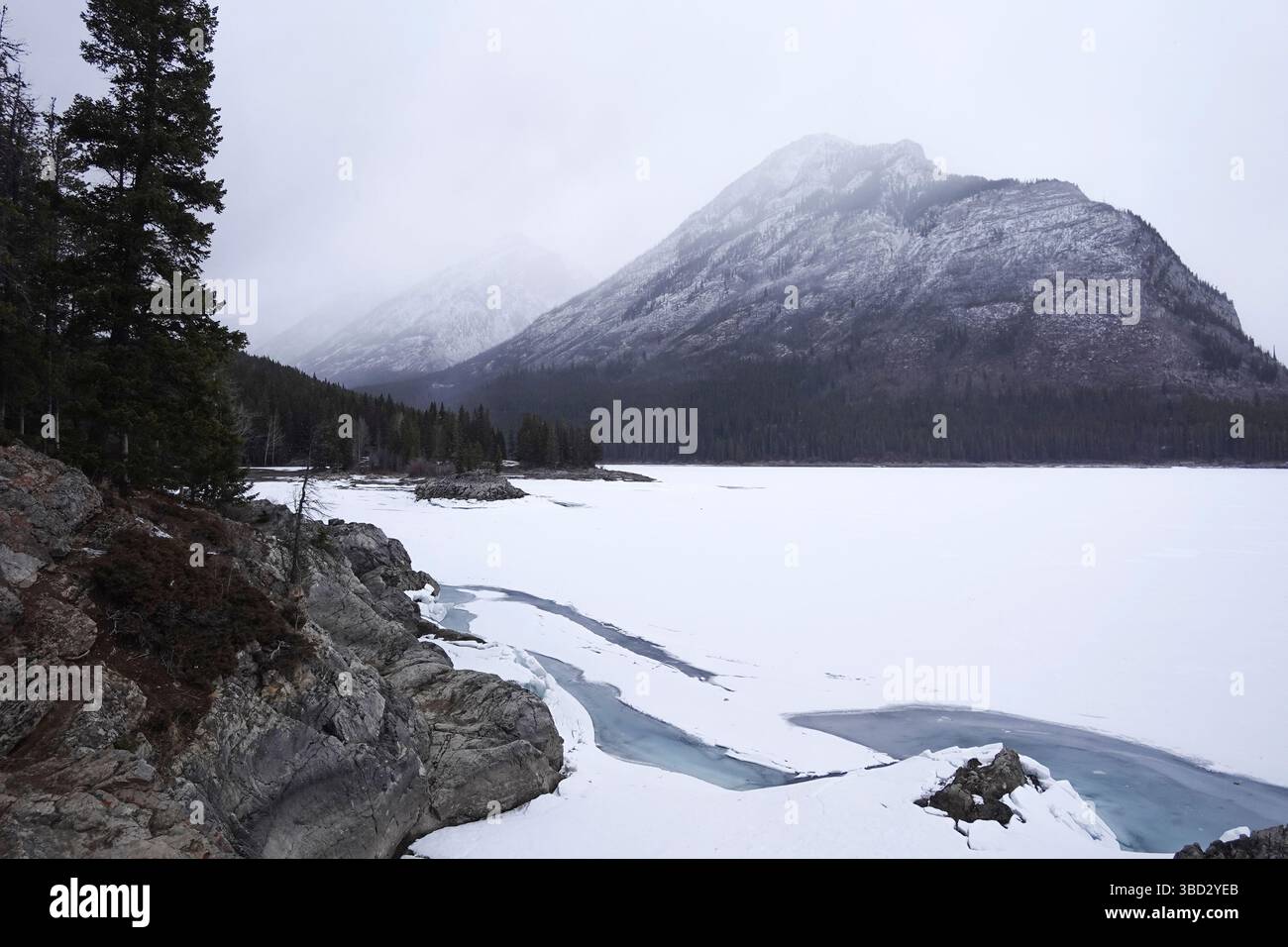 Lake minnewanka winter hi-res stock photography and images - Alamy
