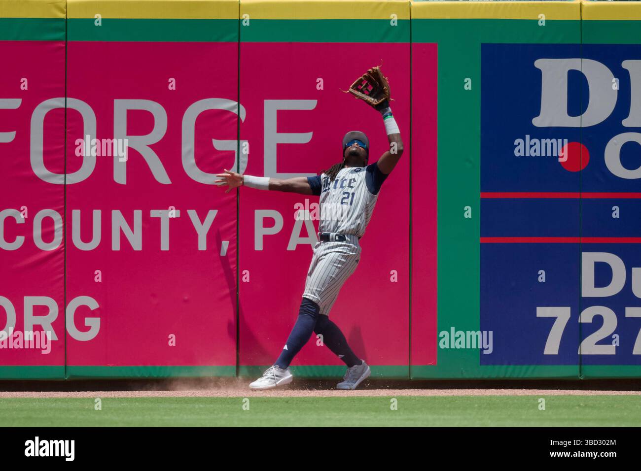 Rice Owls outfielder Tobias Motley (21) catching a fly ball during an ...