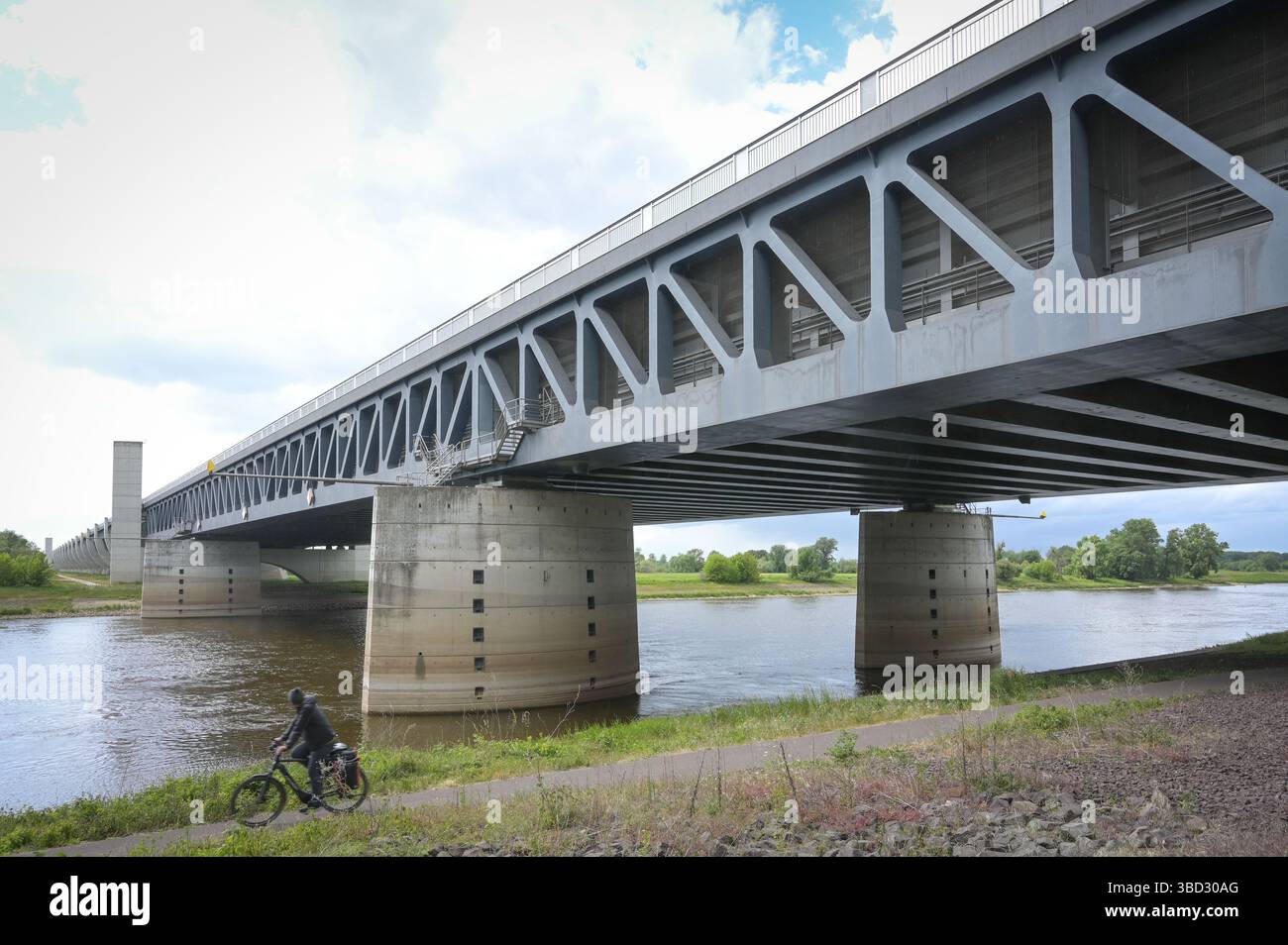 22 May 2025, Saxony-Anhalt, Magdeburg: The trough bridge at the ...