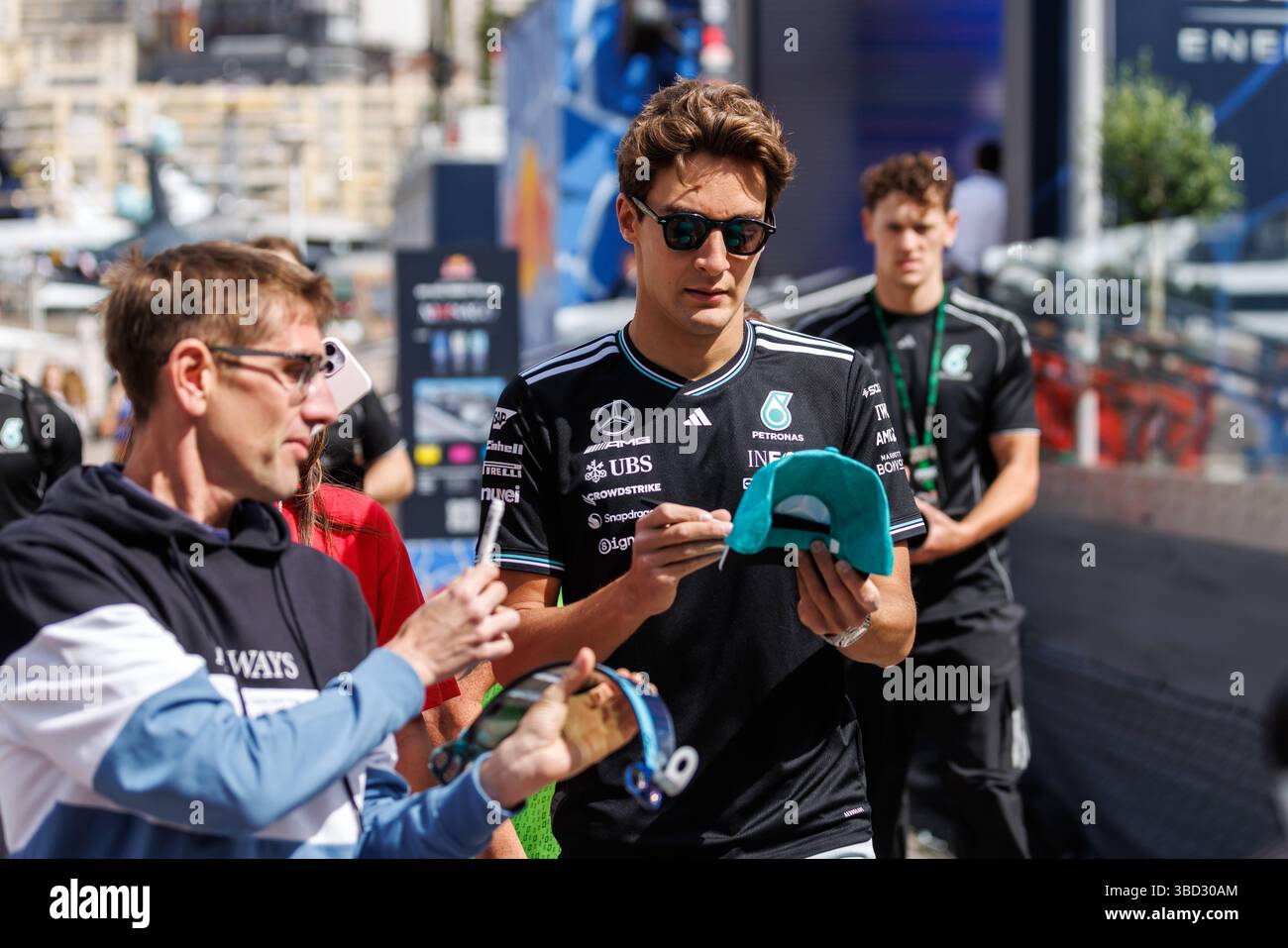 George Russell (Mercedes AMG Petronas Formula One Team, #63) gibt ein ...