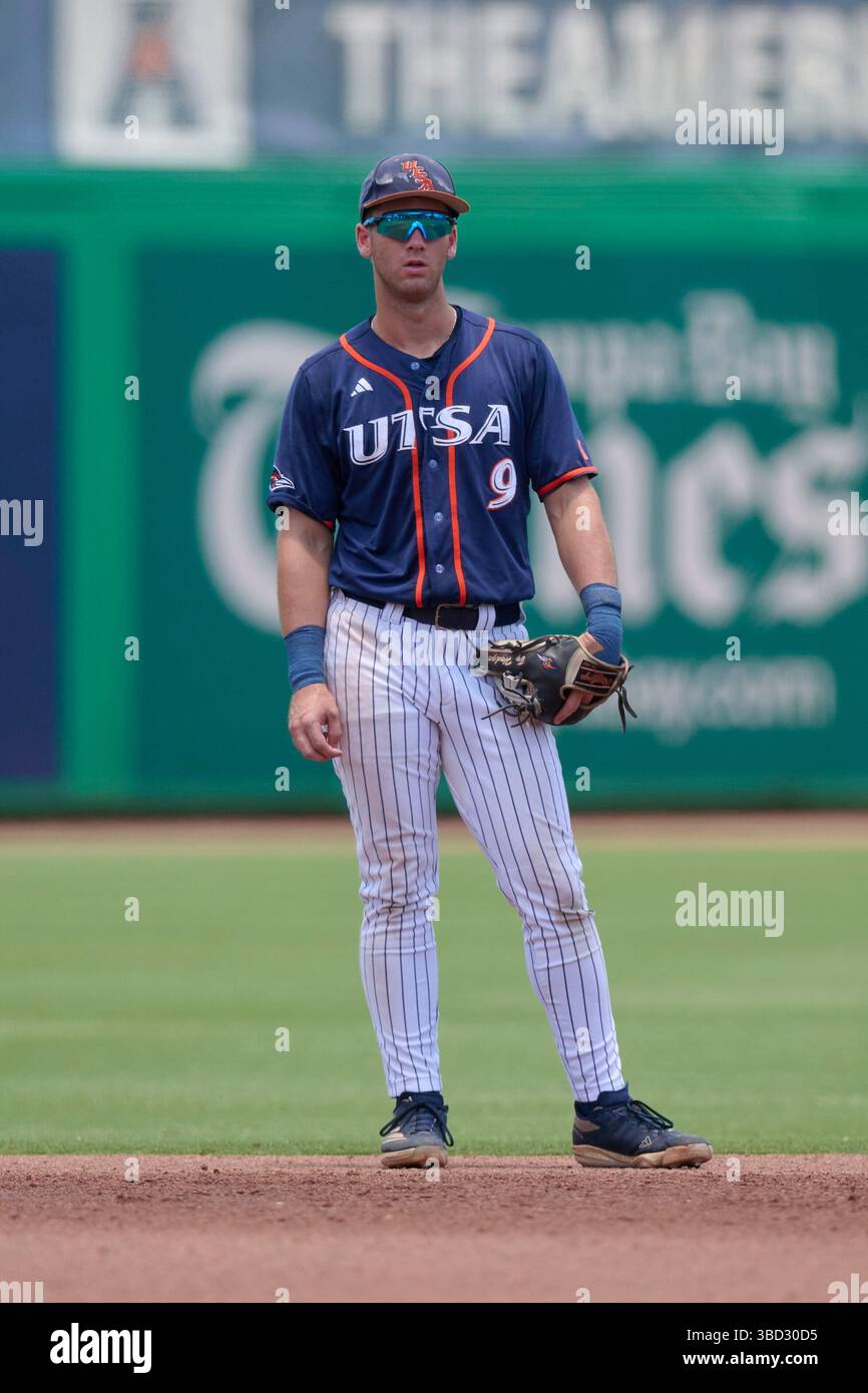 UTSA Roadrunners shortstop Ty Hodge (9) during an American Athletic ...