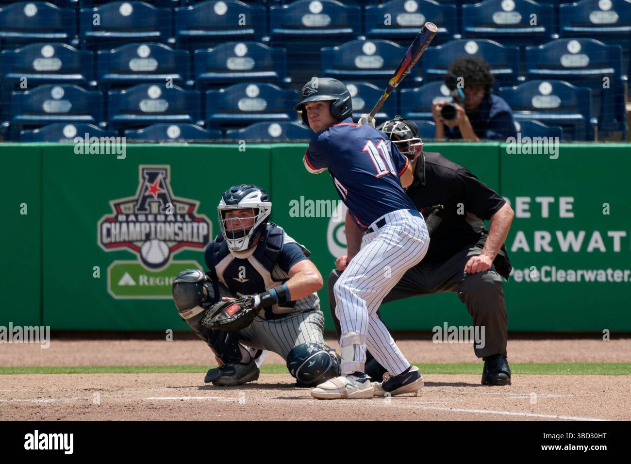 UTSA Roadrunners Nathan Hodge (11) bats during an American Athletic ...
