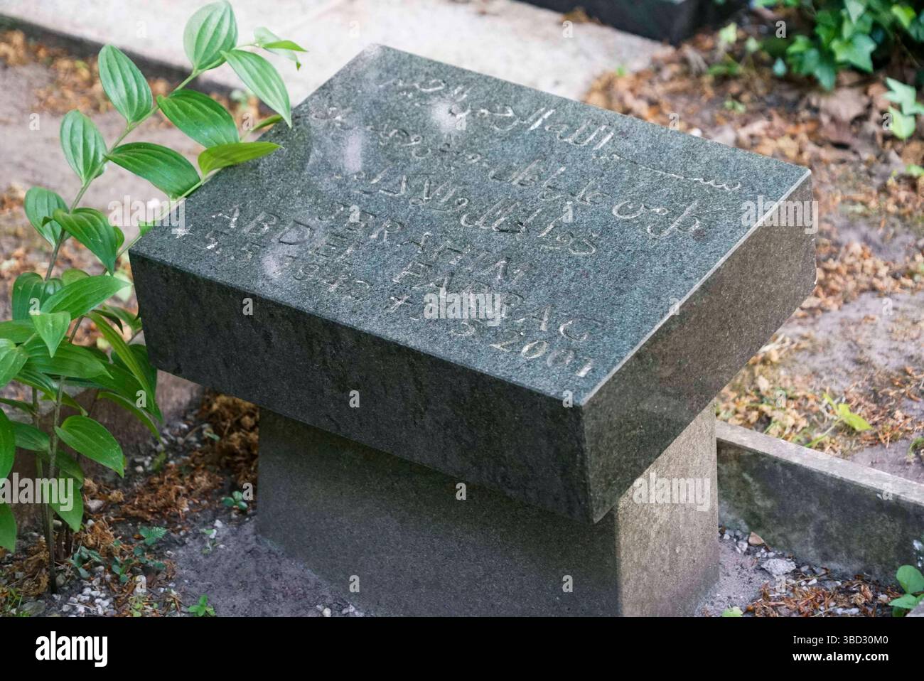 Grabstelle des Vaters von Naddel, Nadja Abd el Farrag auf dem ...