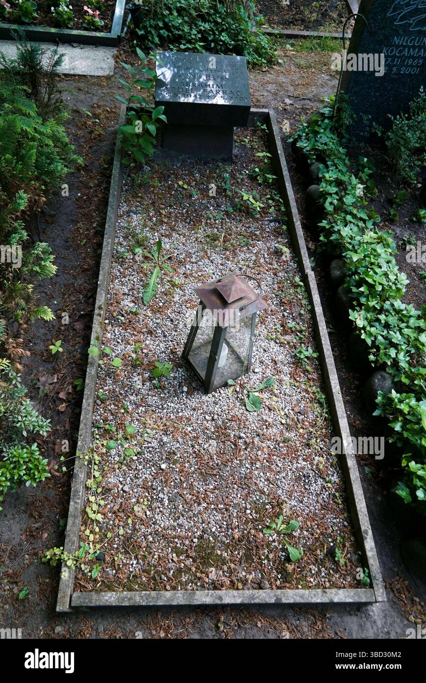 Grabstelle des Vaters von Naddel, Nadja Abd el Farrag auf dem ...