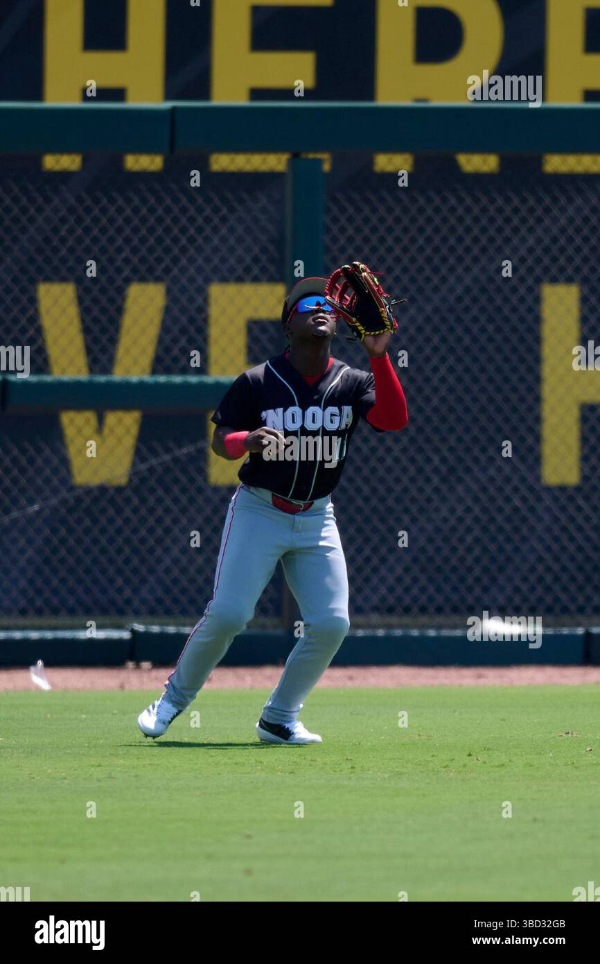 Chattanooga Lookouts outfielder Hector Rodríguez (11) catching a fly ...