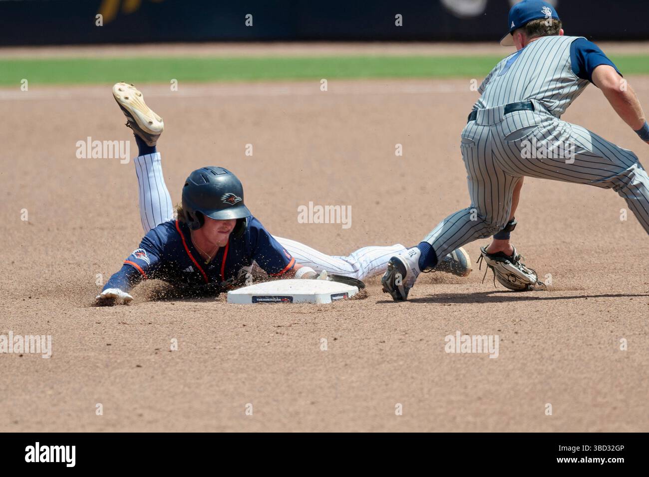 UTSA Roadrunners Mason Lytle (3) slides into second base during an ...