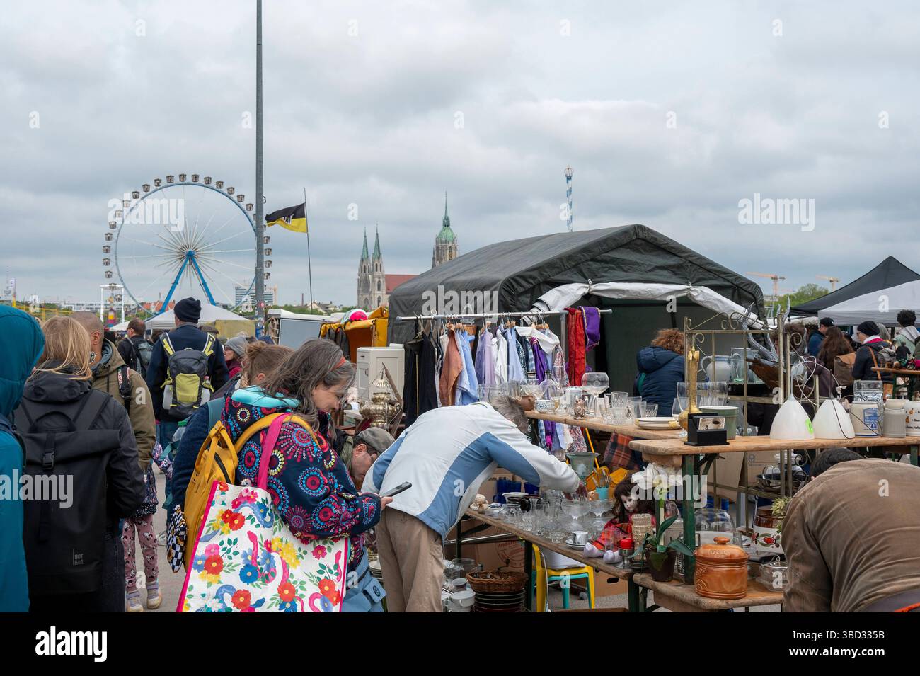 Muenchen, der grosse Flohmarkt beim 59. Fruehlingsfest auf der ...