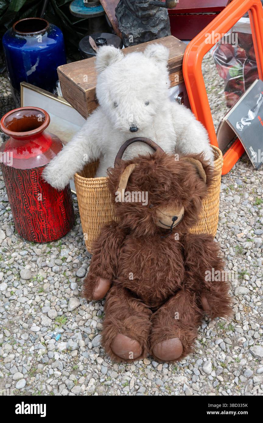 Muenchen, der grosse Flohmarkt beim 59. Fruehlingsfest auf der ...