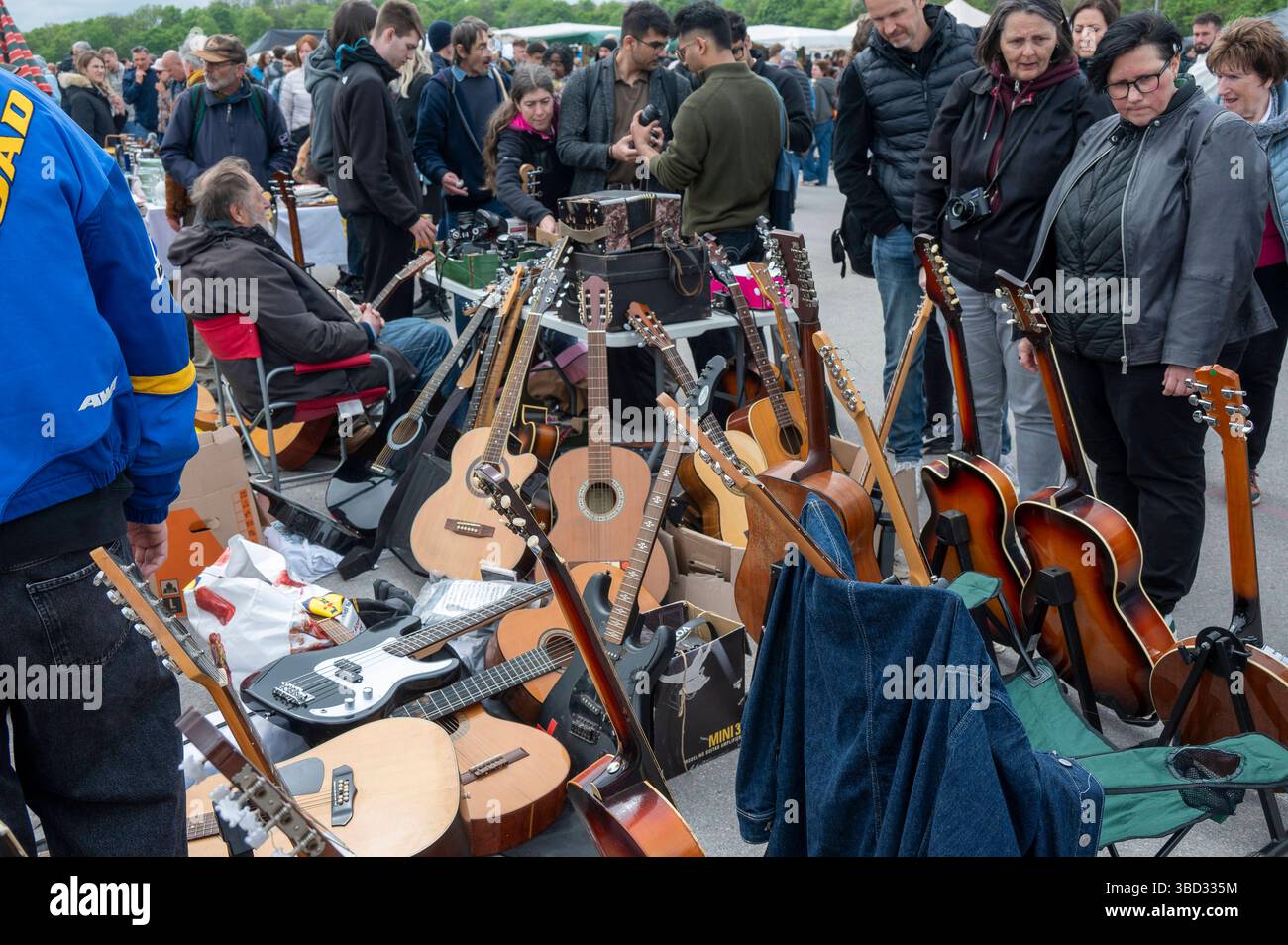 Muenchen, der grosse Flohmarkt beim 59. Fruehlingsfest auf der ...