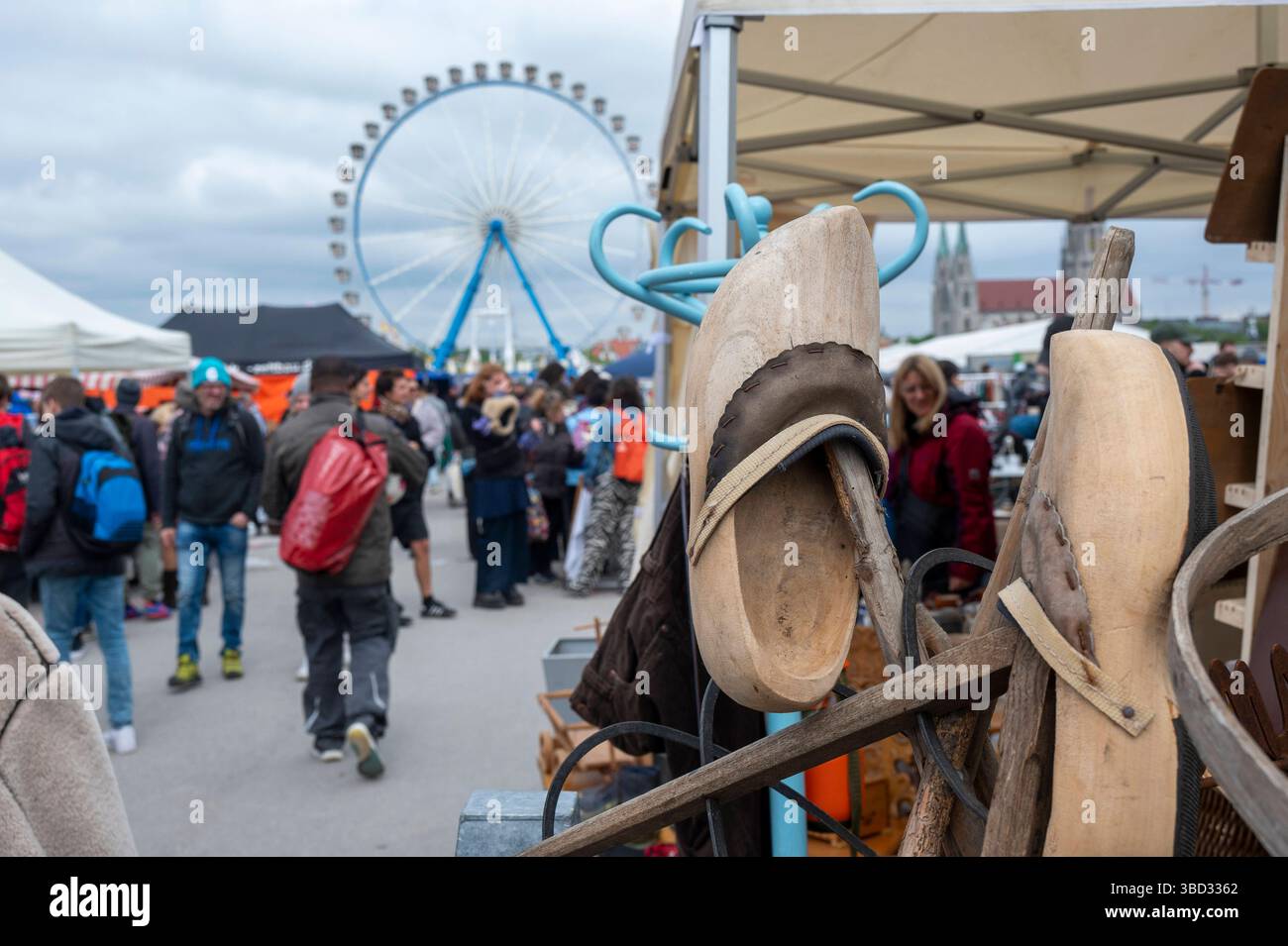 Muenchen, der grosse Flohmarkt beim 59. Fruehlingsfest auf der ...
