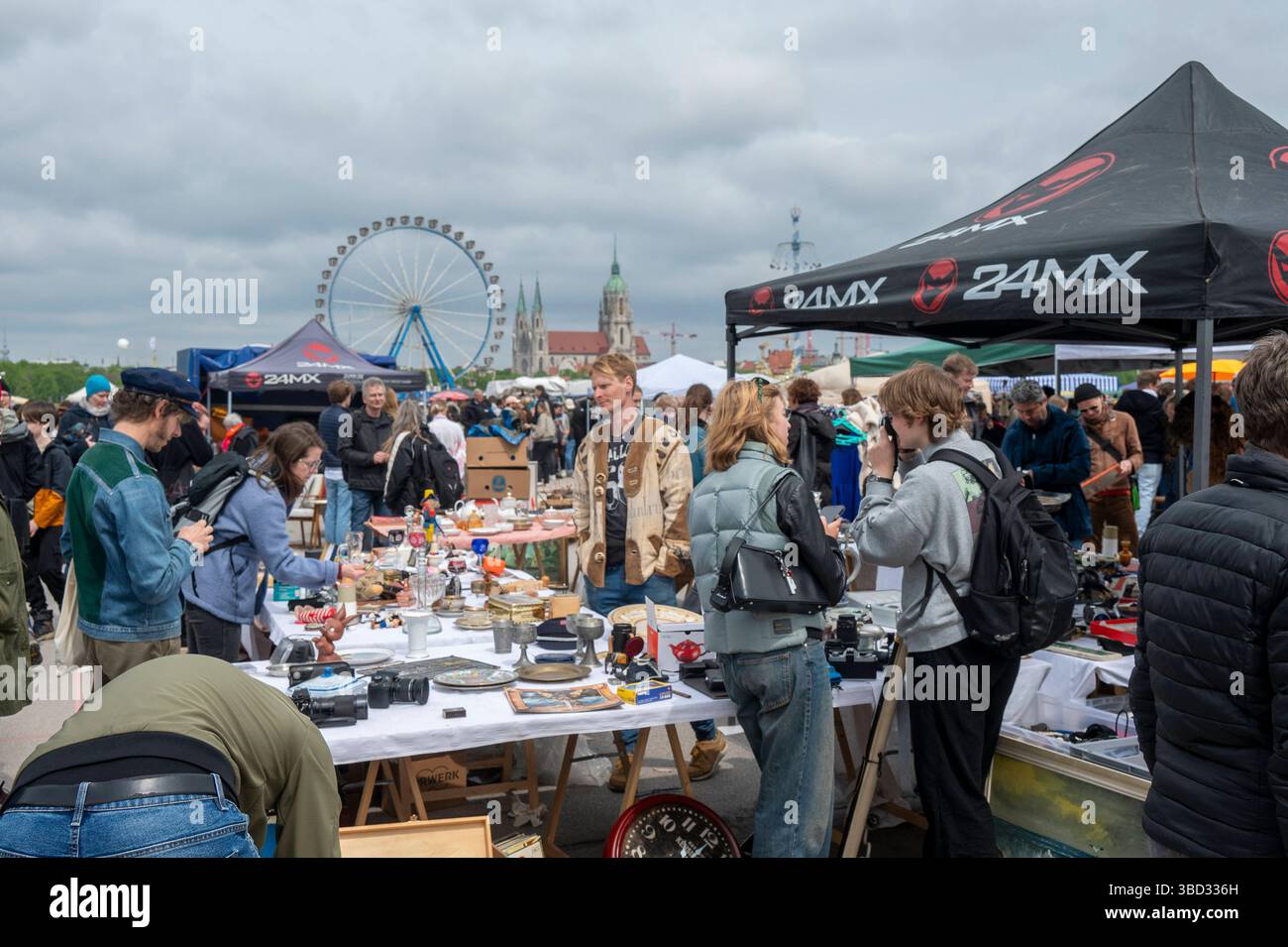 Muenchen, der grosse Flohmarkt beim 59. Fruehlingsfest auf der ...