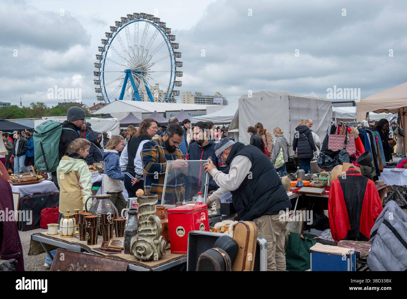 Muenchen, der grosse Flohmarkt beim 59. Fruehlingsfest auf der ...