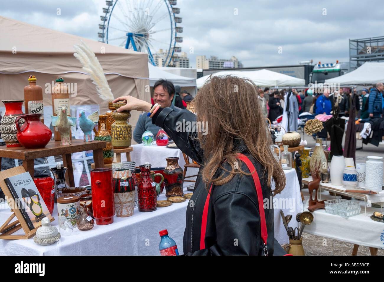 Muenchen, der grosse Flohmarkt beim 59. Fruehlingsfest auf der ...