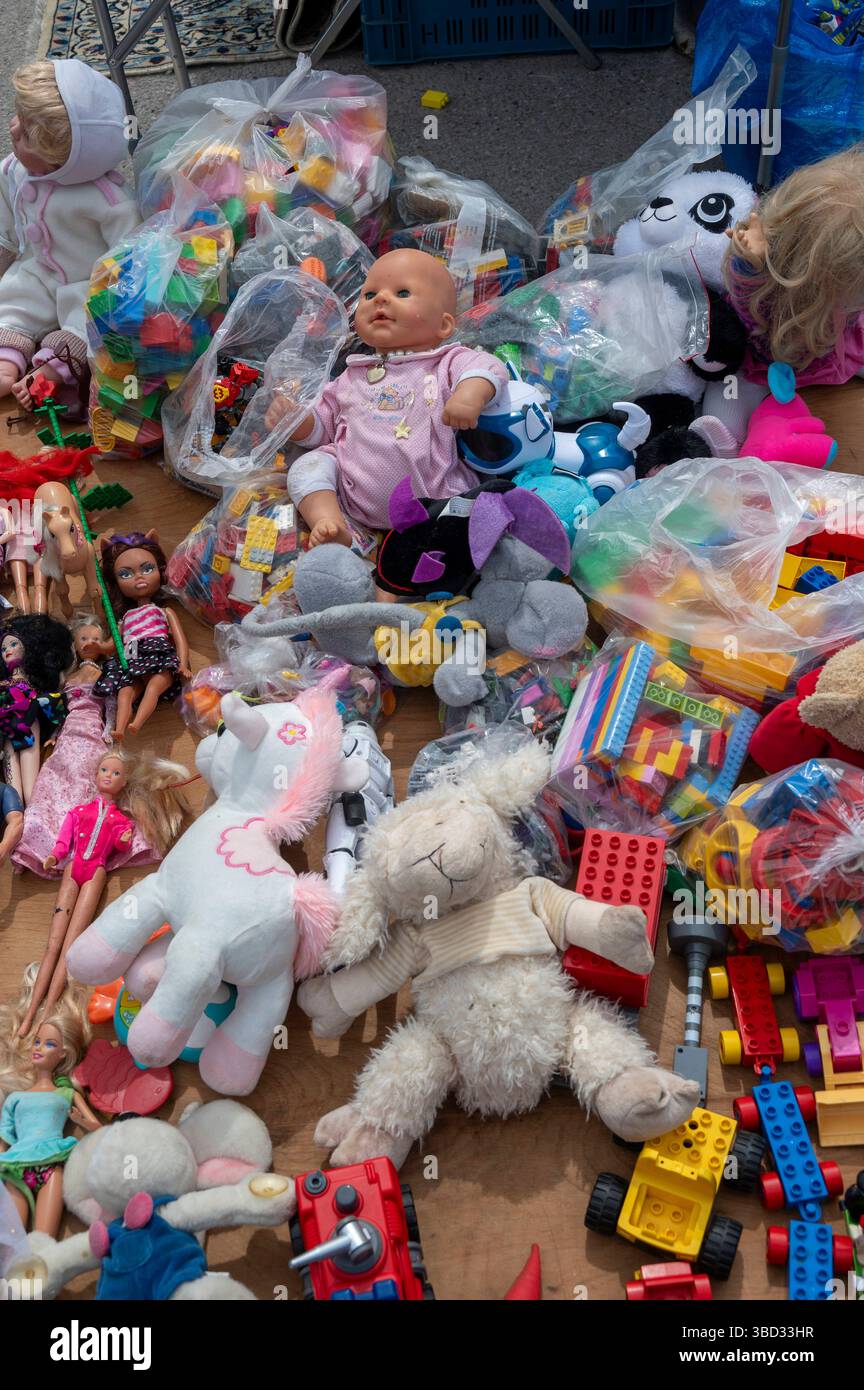 Muenchen, der grosse Flohmarkt beim 59. Fruehlingsfest auf der ...