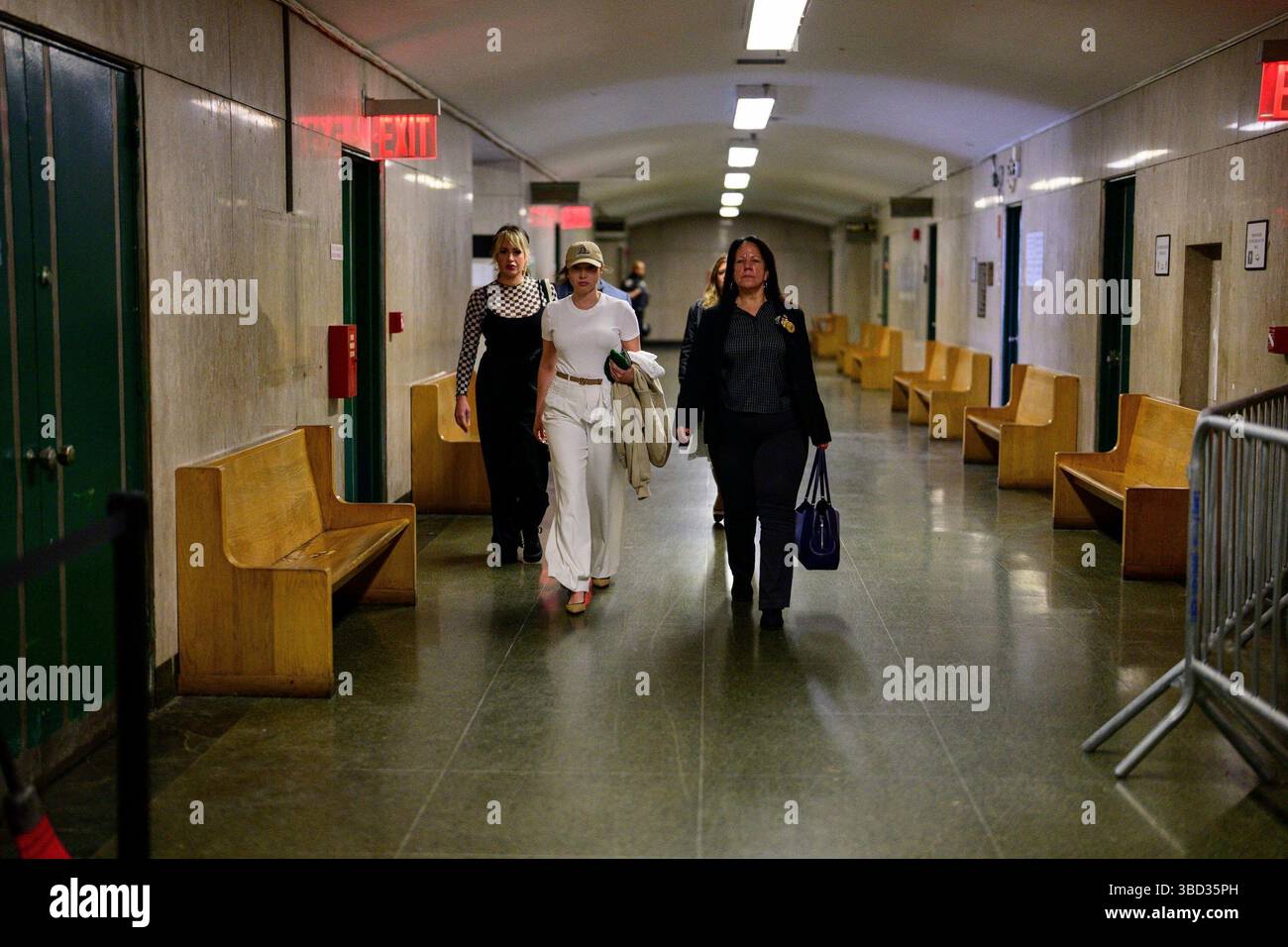 Jessica Mann walks into a Manhattan court as she prepares to testify in ...