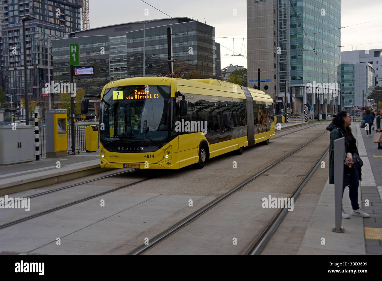 Heuliez GX 437 electric powered articulated bus in service in Utrecht ...