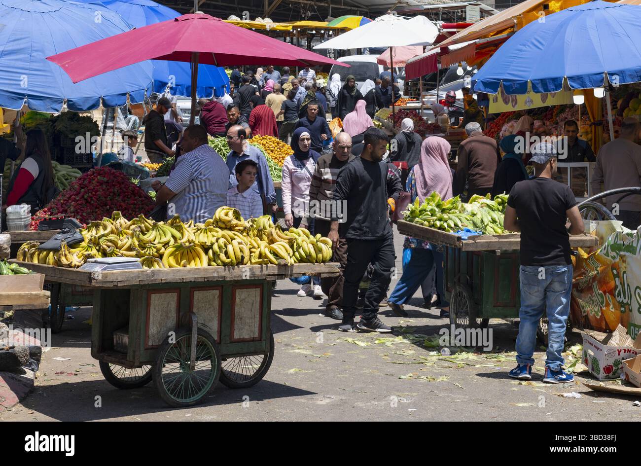 People at the Arab Market in Ramallah Stock Photo - Alamy