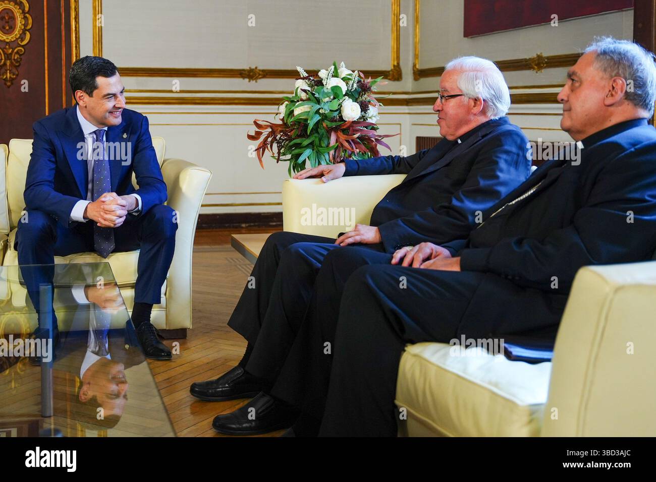 The president of the Junta de Andalucía, Juanma Moreno, (l) the ...