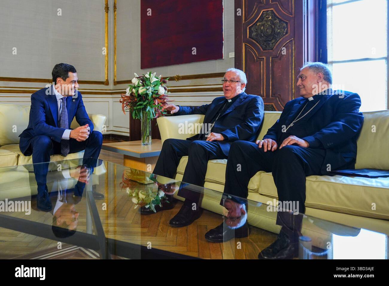 The president of the Junta de Andalucía, Juanma Moreno, (l) the ...