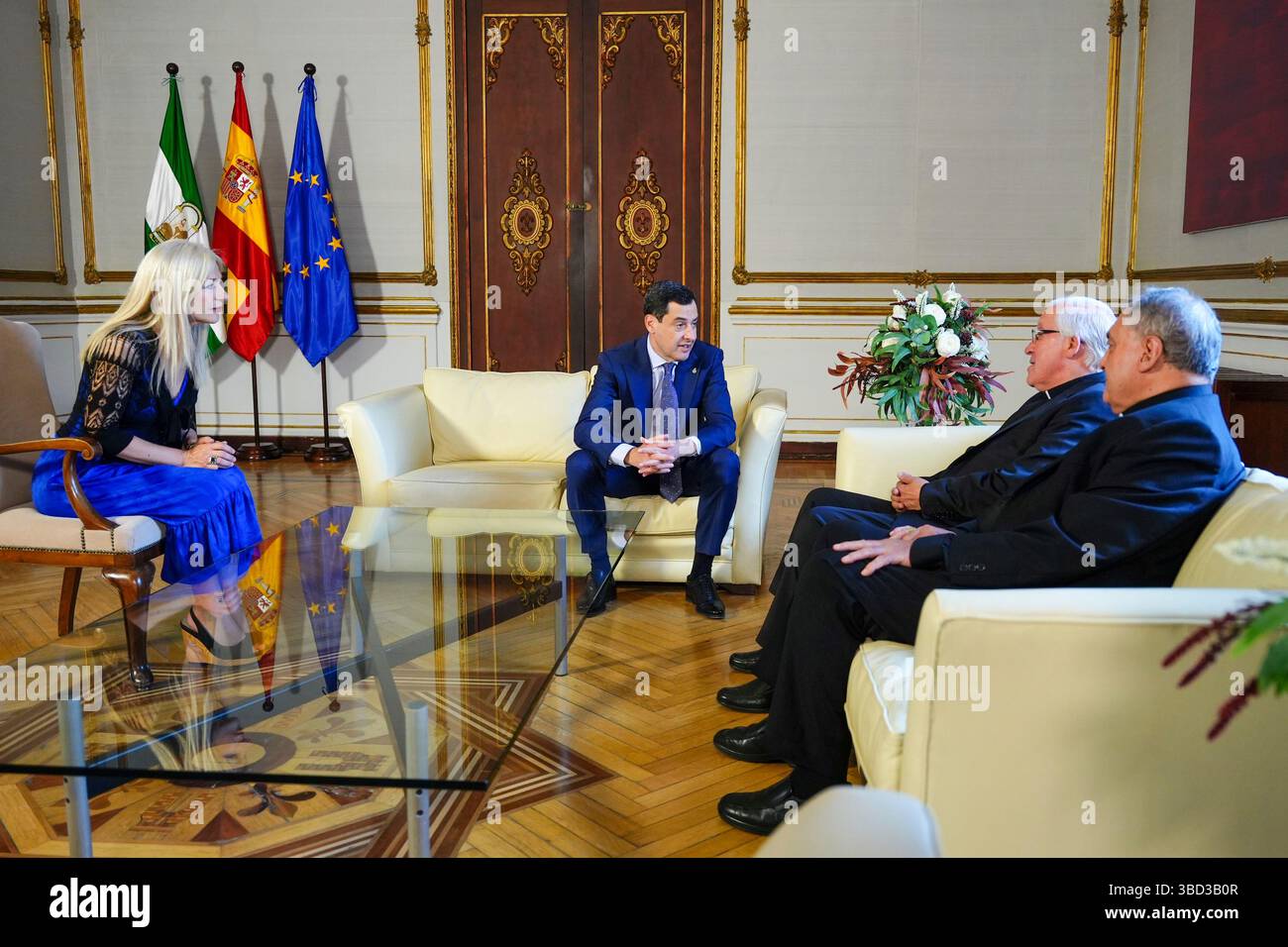 The president of the Junta de Andalucía, Juanma Moreno, (2l) the ...