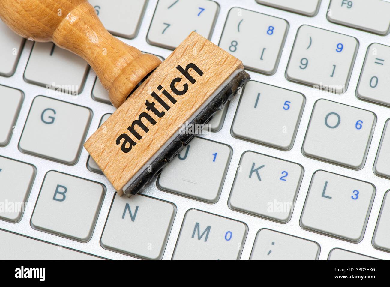 amtlicher Bescheid Ein Holzstempel ist beschriftet mit dem Aufdruck ...