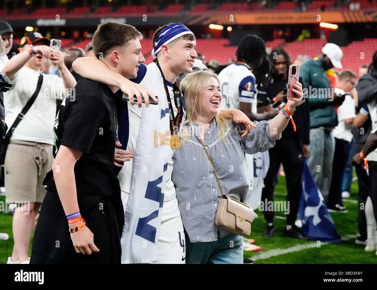 Tottenham Hotspur's Mikey Moore (centre) and family celebrate after ...