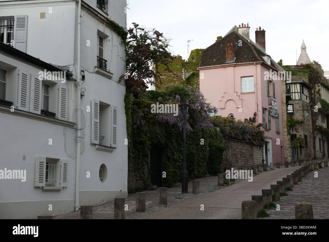 Charming urban setting features hi-res stock photography and images - Alamy