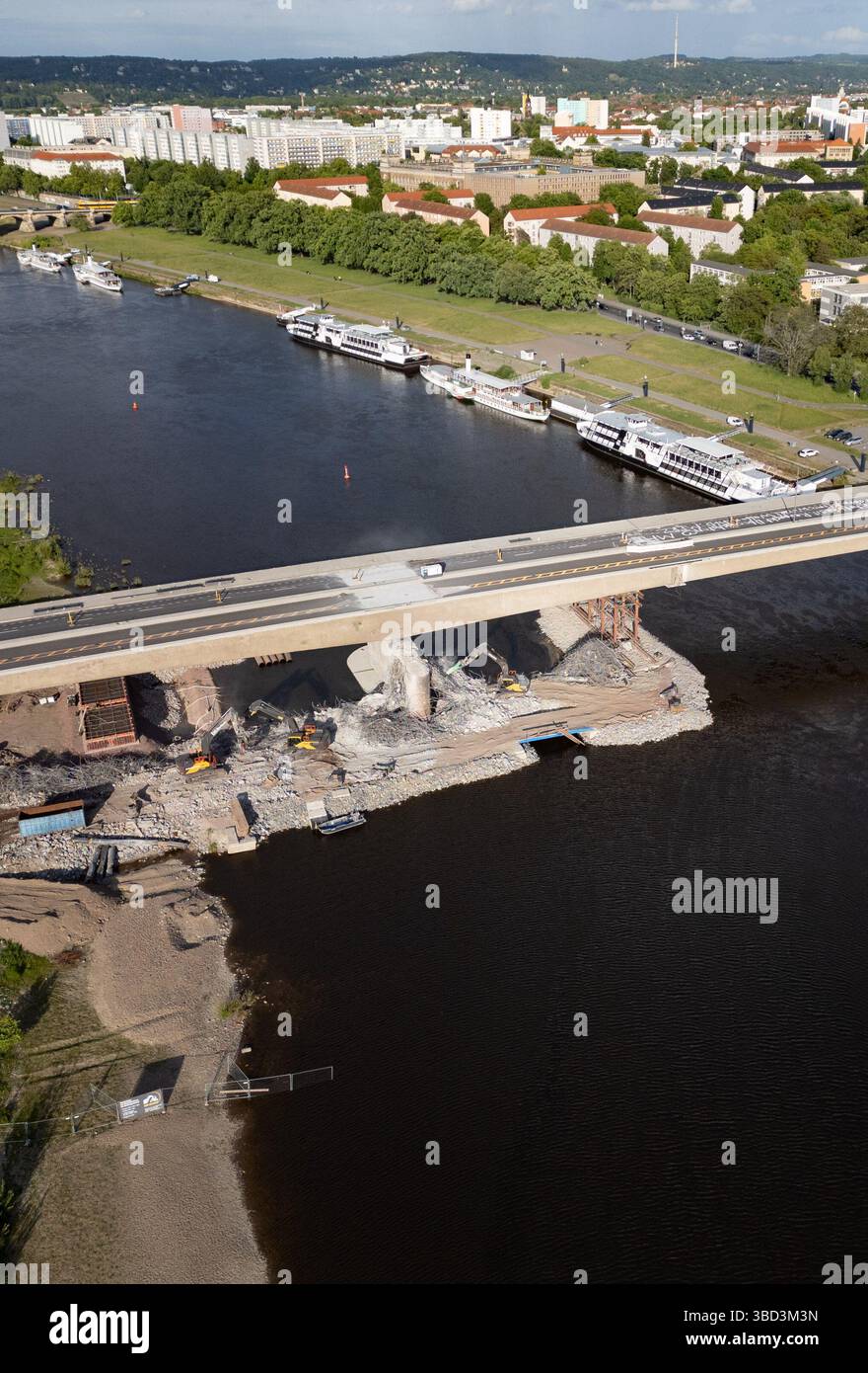 22 May 2025, Saxony, Dresden: The last remains of the collapsed section ...