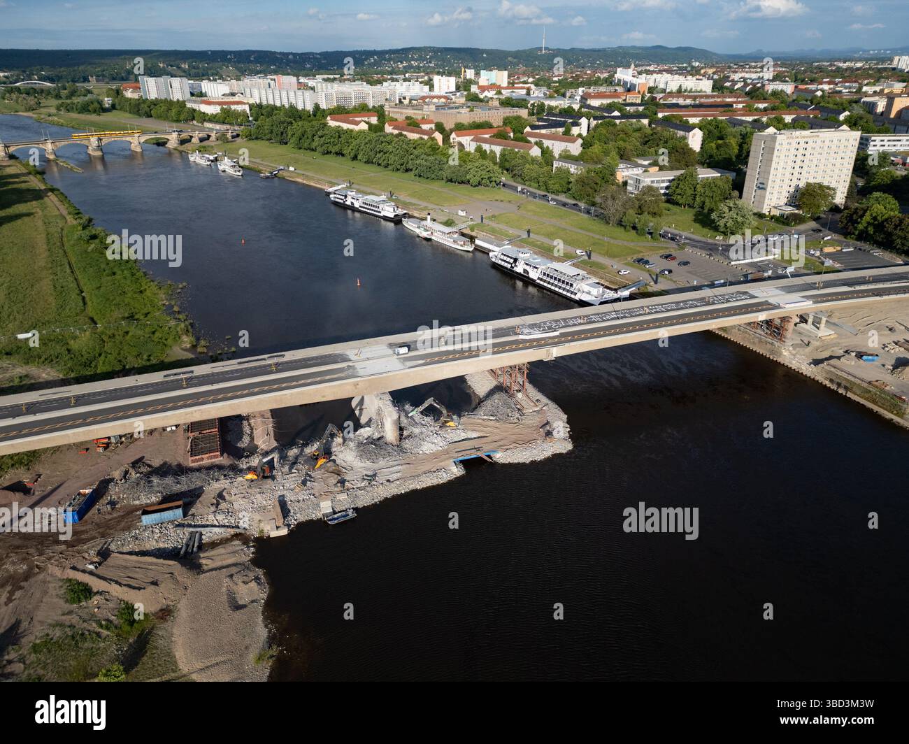 22 May 2025, Saxony, Dresden: The last remains of the collapsed section ...