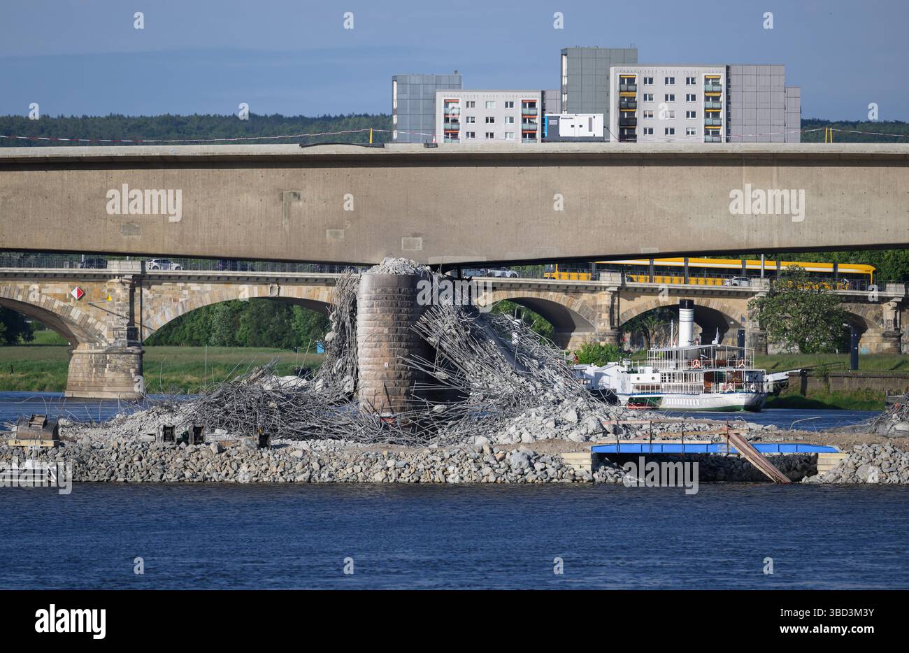 22 May 2025, Saxony, Dresden: The last remains of the collapsed section ...