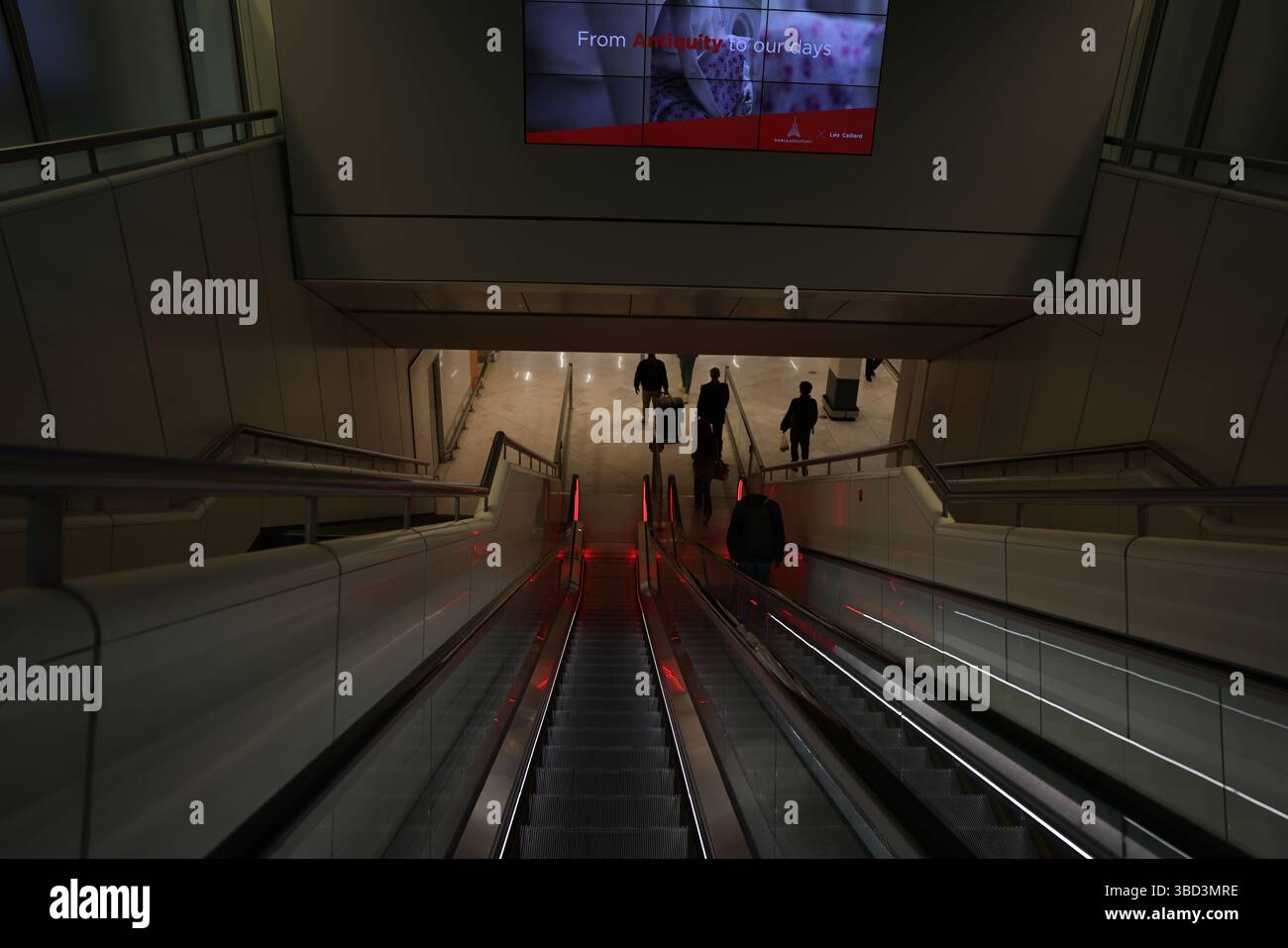 Red escalator panels hi-res stock photography and images - Alamy