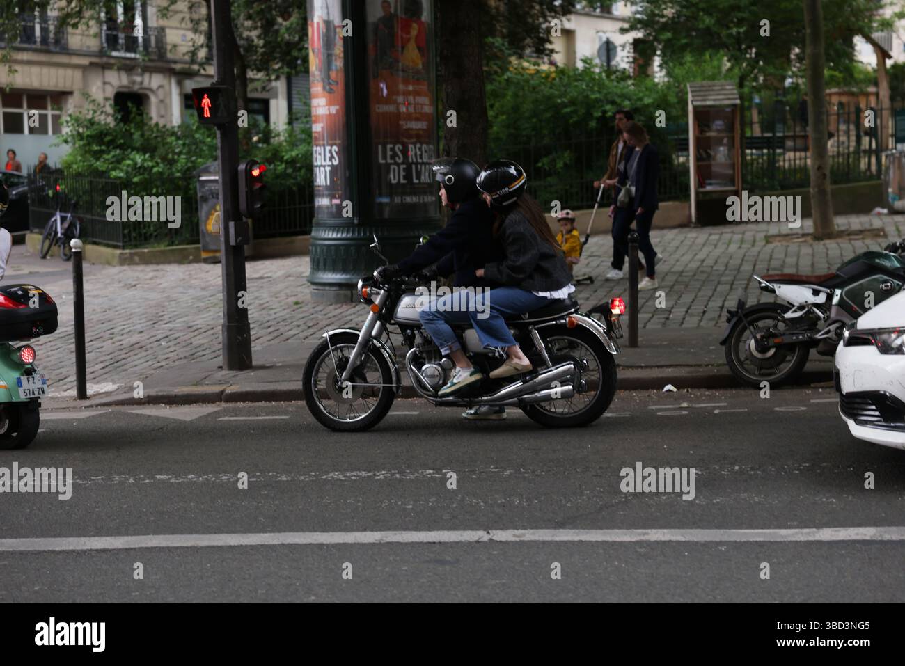 Vehicles pedestrians bustling city crossing hi-res stock photography ...