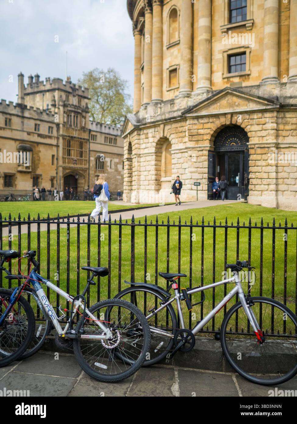 Cycles on Railings at Radcliffe Camera, Oxford Landmark, University of ...