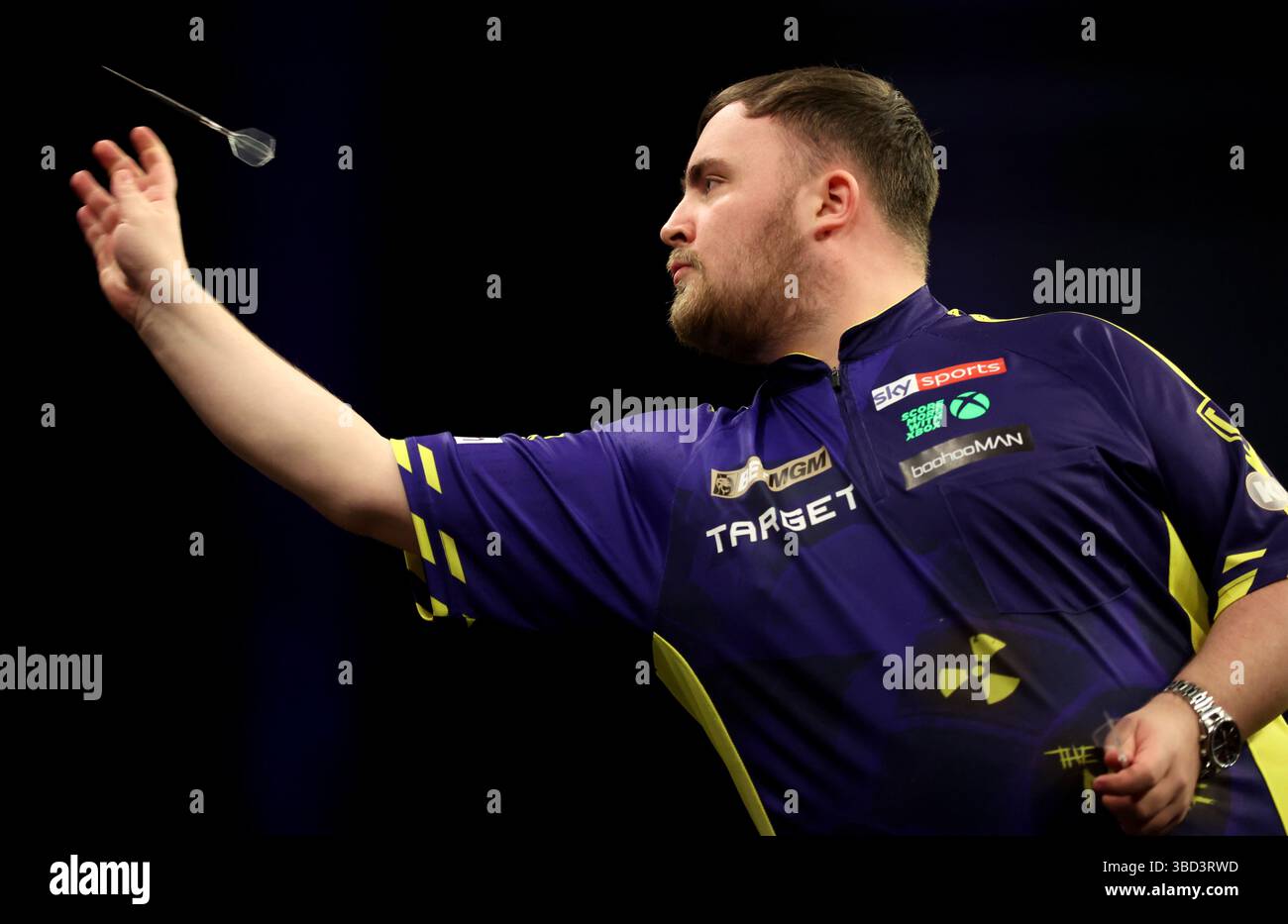 Luke Littler in action against Stephen Bunting in their quarter-final ...