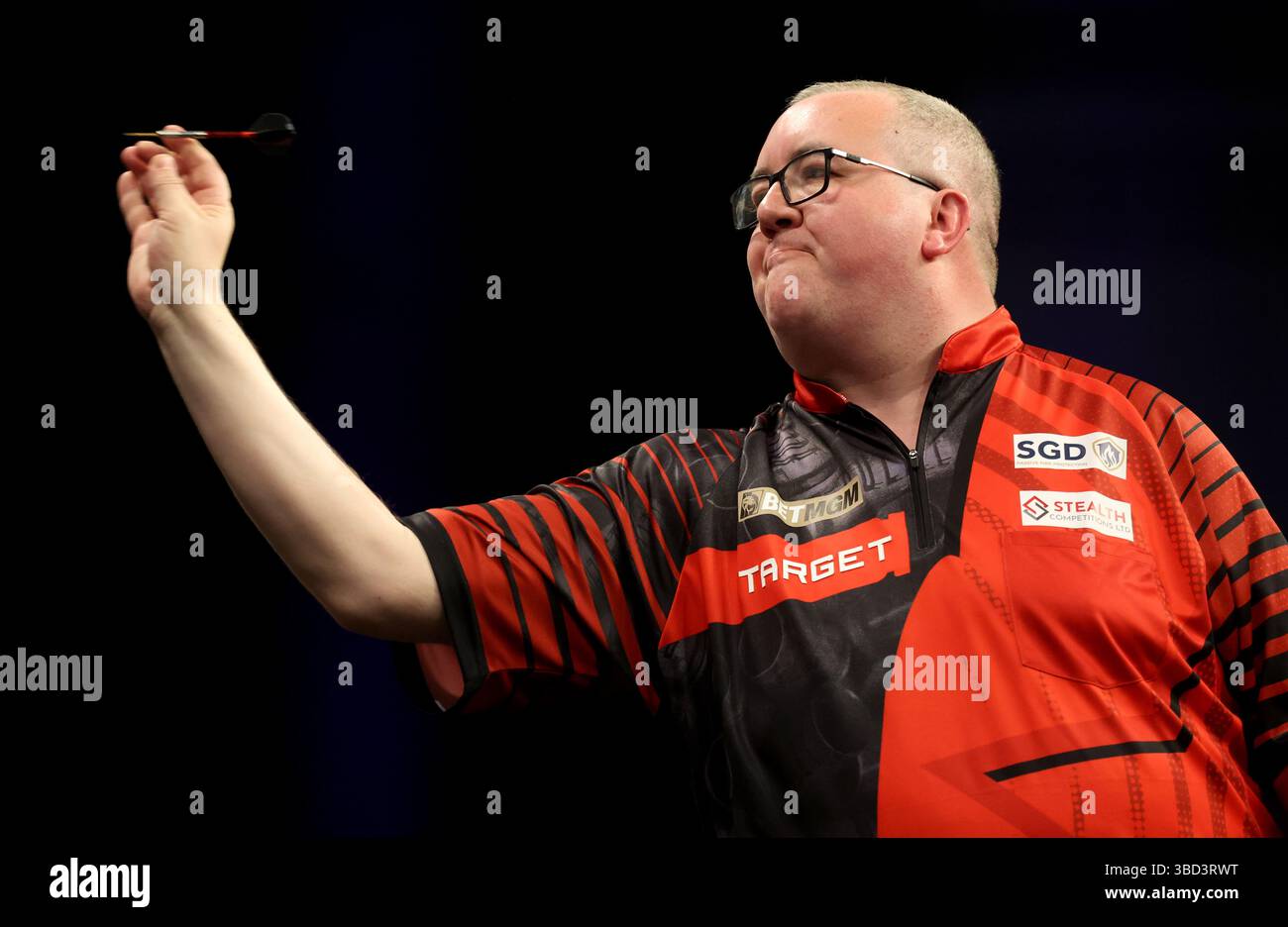Stephen Bunting in action against Luke Littler in their quarter-final ...