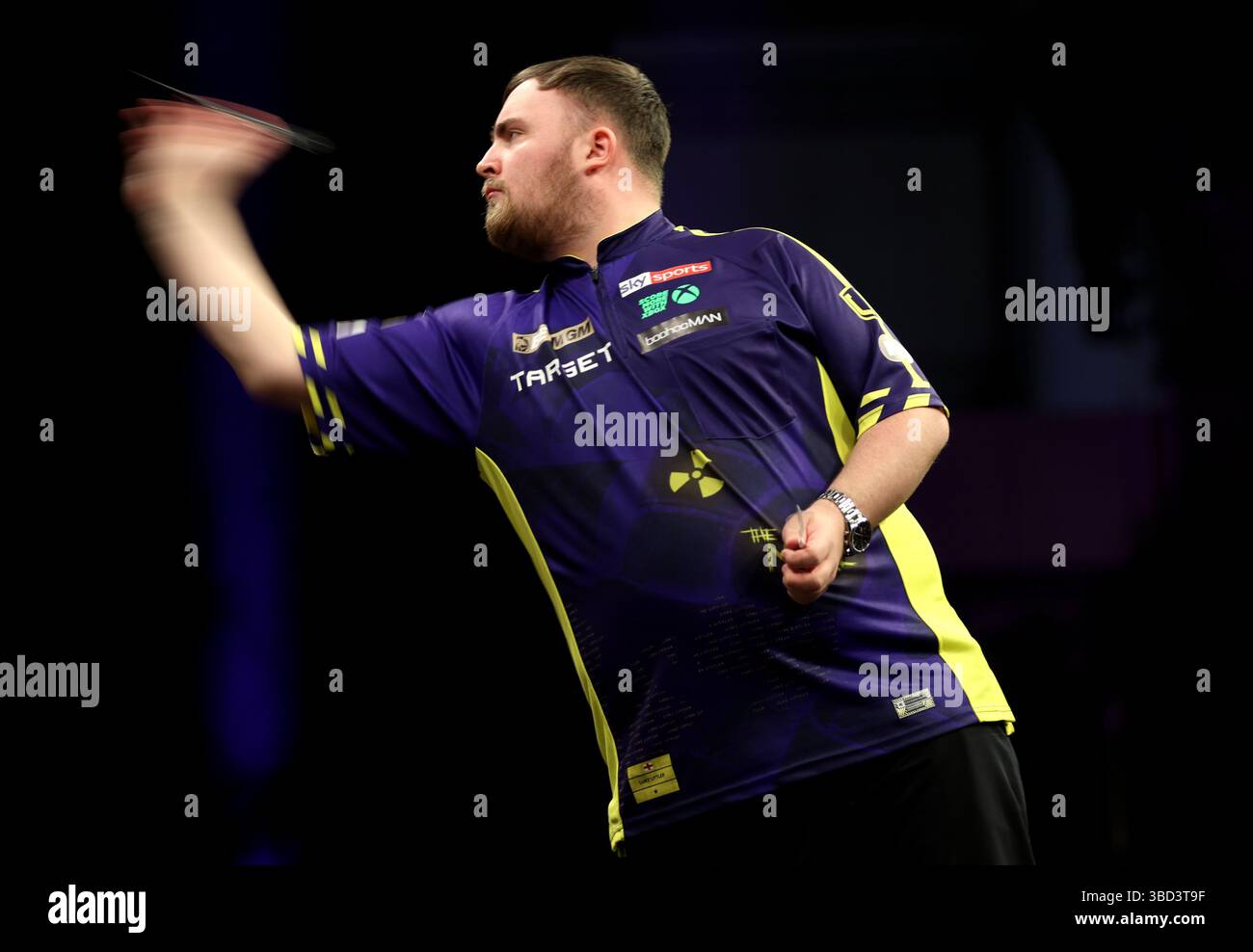 Luke Littler in action against Stephen Bunting in their quarter-final ...
