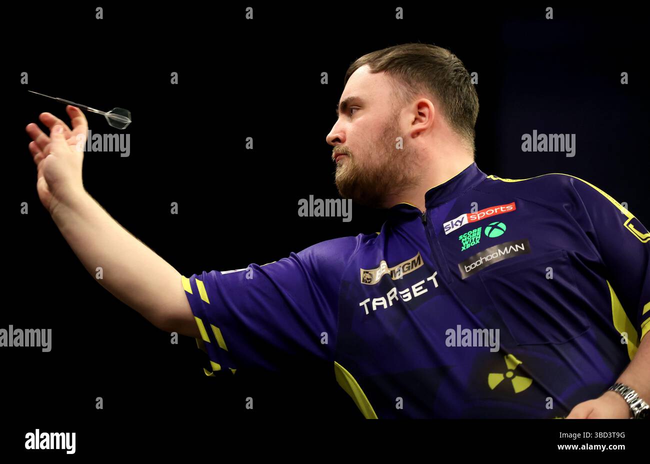 Luke Littler in action against Stephen Bunting in their quarter-final ...