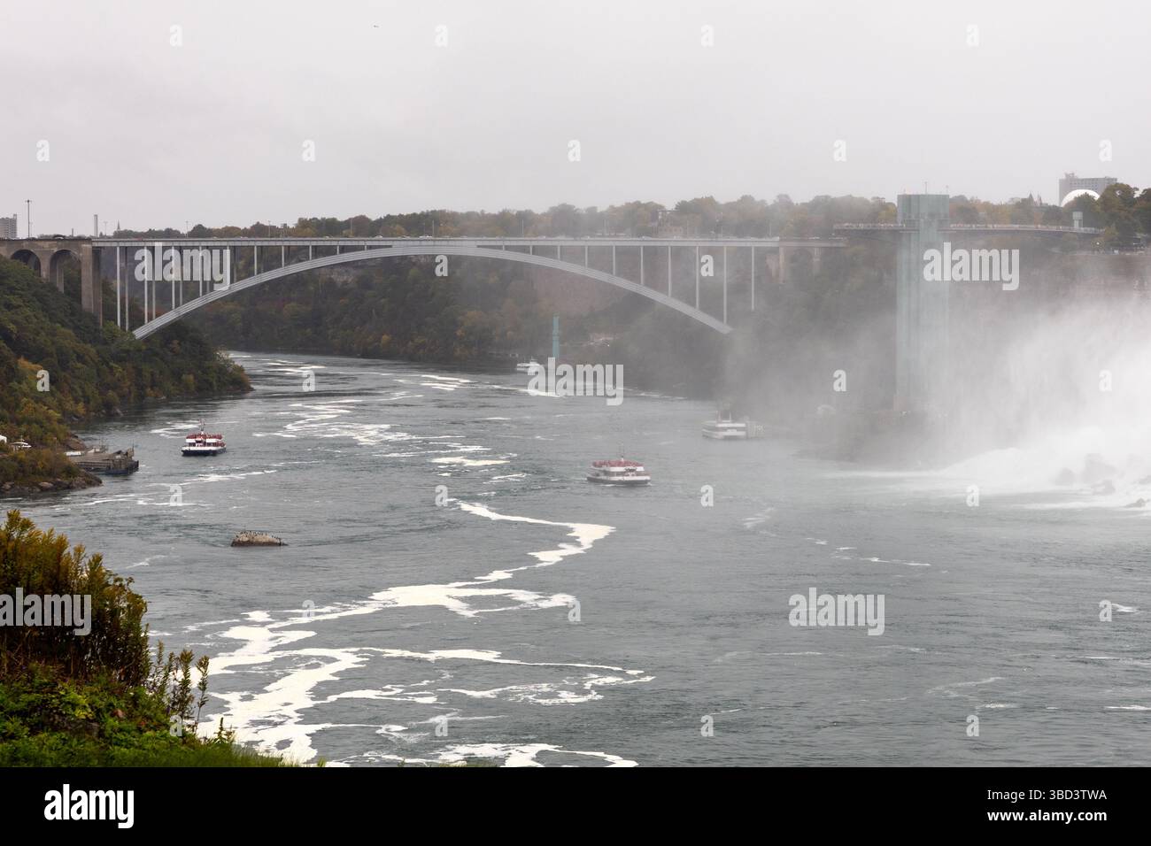 Niagara River and Rainbow International Bridge between the USA and ...