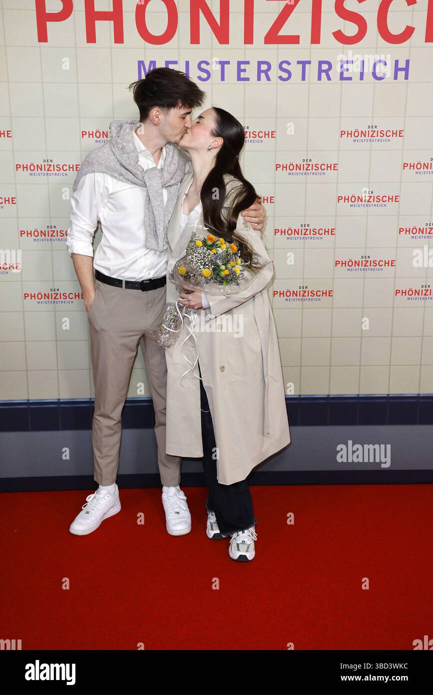 Nathan Goldblat und Lena Roth bei der „Der Phoenizische Meisterstreich ...
