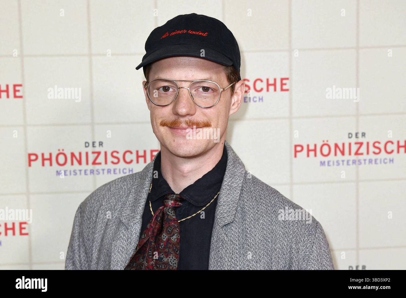 Merlin Sandmeyer bei der Der Phoenizische Meisterstreich Film Premiere ...