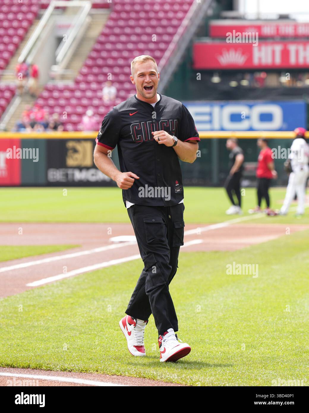 Cincinnati Bengals' Mike Gesicki jogs to the dugout prior to throwing a ...
