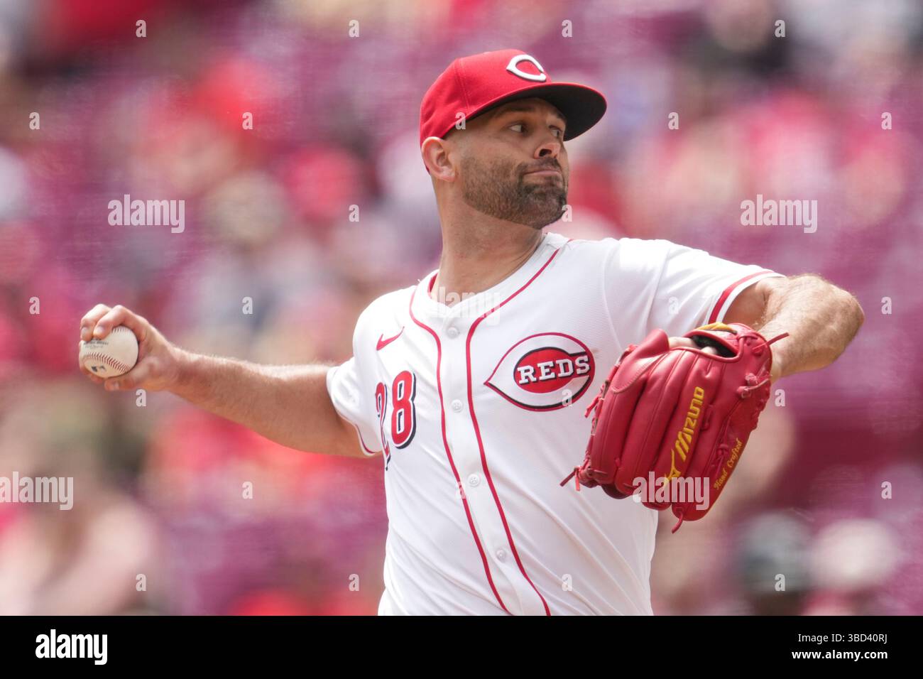Cincinnati Reds pitcher Nick Martinez throws during a baseball game ...